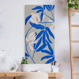 Bilderwelten Akustikbild Wei&szlig;e Bl&uuml;ten mit blauen Bl&auml;ttern