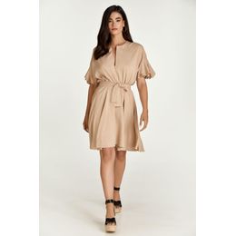 Beigefarbenes Kleid mit ger&uuml;schten &Auml;rmeln
