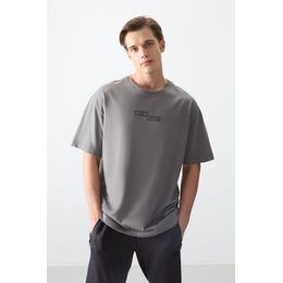 &Uuml;bergro&szlig;es bedrucktes Baumwoll-T-Shirt