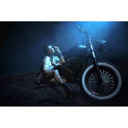 papermoon Fototapete &raquo;Frau mit Motorrad bei Nacht&laquo; bunt Vlies B/L: 5m x 2,8m, Bahnen: 10 Stk.