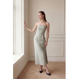 H&uuml;ftfreies Maxikleid mit G&uuml;rtel