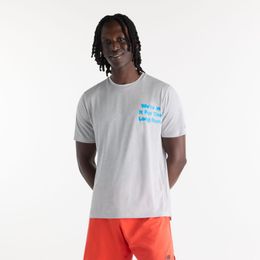 New Balance 'RC Essential Graphic T-Shirt'. Herren Gr&ouml;&szlig;e XS grau
