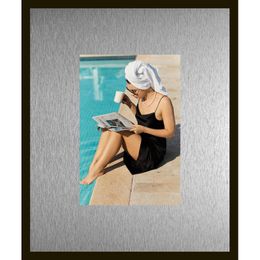 queence Bild &raquo;Trend Wandbild, Wandkunst, Kunstdruck "Frau am Pool"&laquo; Fashion Frau Wasser 1 Stk. tlg. inkl. Passepartout aus hochwertigem Aluminium und 