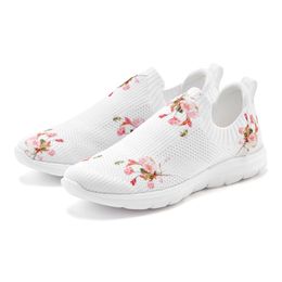 Lascana Damen Lascana Sneaker &raquo;Slip-On-Sneaker, Slipper, Textilschuh, Freizeitschuh,&laquo; zum Reinschl&uuml;pfen mit elegant blumigem Muster VEGAN wei&szlig; 39