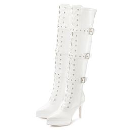 LASCANA Belle Affaire Damen LASCANA Belle Affaire Overkneestiefel &raquo;High-Heel-Stiefelette mit Plateau&laquo; erotische Lack-Optik, mit Zierschnallen wei&szlig; 39