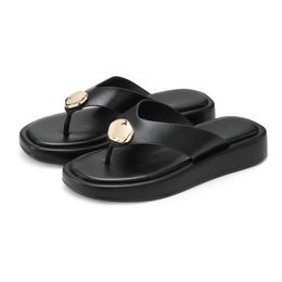 French Connection Damen Zehentrenner &raquo;Sandale, Pantolette, offener Schuh, Sommerschuhe&laquo; NEU mit goldfarbenem Schmuckelement und bequemer Sohle VEGAN 