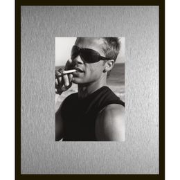 queence Bild &raquo;Trend Wandbild, Wandkunst, Kunstdruck "Brad Pitt mit Zigarette"&laquo; Filmfiguren Filmszene Schwarz-Wei&szlig; 1 Stk. tlg. inkl. Passepartout aus 