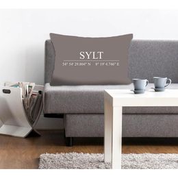 queence Dekokissen &raquo;Sylt&laquo; Kissenh&uuml;lle,Sylt Schriftzug,Sylt,Koordinaten,Nordsee,Maritim grau Polyester B/L: 40cm x 60cm, 1 Stk.