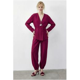 Bluse mit G&uuml;rtel und Jogginghose Set aus zwei Teilen