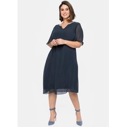 sheego Gro&szlig;e Gr&ouml;&szlig;en Chiffonkleid mit Schmucksteinen am Ausschnitt, nachtblau, Gr&ouml;&szlig;e 58 - Damen