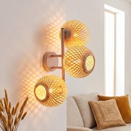 hofstein Runde Boho Wandleuchte Basto mit 3 geflochtenen Bambusschirmen in Naturfarben Aus Metall in Sandfarben, E14, 25 Watt, Lichteffekt an der Wand