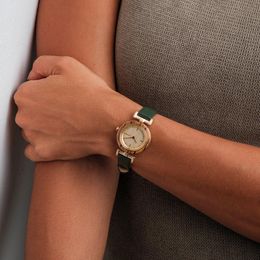 Holzkern Damenuhr, gr&uuml;nes Echtlederarmband, Eichen Zifferblatt mit feiner Maserung Laura