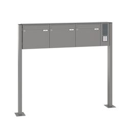 Renz Basic B freistehende Briefkastenanlage 3-fach mit Sprechfeld in DB703 mit Fu&szlig;platten mit 2ten Namensschild & Soft Close