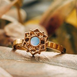 Holzkern Composition Ring Blaues Perlmutt und Gold