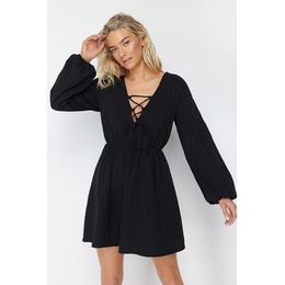 Trendyol Kleid in Schwarz - 53% | Gr&ouml;&szlig;e 42 | Damen-kleider