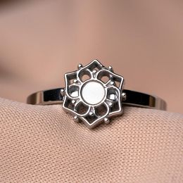 Holzkern Composition Ring Wei&szlig;es Perlmutt und Silber