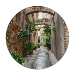Wallario Gartenposter ca. 180 x 180cm, 2-teilig Gr&uuml;ne italienische Gasse - mit alten B&ouml;gen