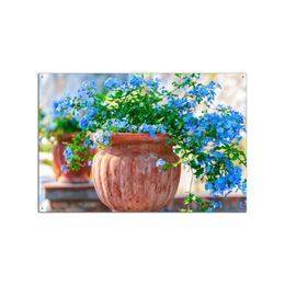 Wallario Gartenposter ca. 80 x 120 cm Blaue Blumen in einer Steinvase