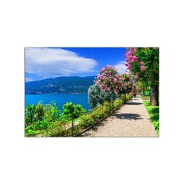 Wallario Gartenposter ca. 80 x 120 cm Bl&uuml;tenpromenade am Seeufer