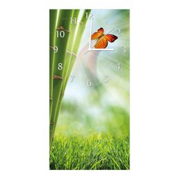 Wallario Uhr 30 x 30 cm, wei&szlig;e Zeiger Schmetterling im Gr&uuml;nen mit Bambus