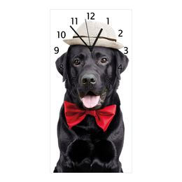 Wallario Uhr 30 x 30 cm, schwarze Zeiger Schwarzer Labrador Retriever mit roter Fliege und M&uuml;tze