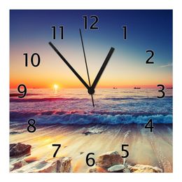 Wallario Uhr 30 x 30 cm, schwarze Zeiger Sonnenuntergang am Meer mit Wellen am Strand