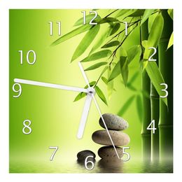 Wallario Uhr 30 x 30 cm, schwarze Zeiger Steinstapel im Gr&uuml;nen