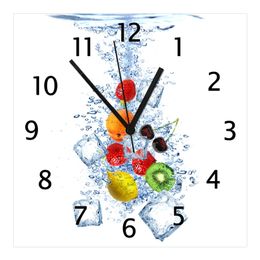 Wallario Uhr 30 x 30 cm, schwarze Zeiger Obst-Eisw&uuml;rfel-Mix im Wasser mit wei&szlig;em Hintergrund