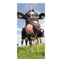 Wallario Uhr 30 x 30 cm, schwarze Zeiger Lustige Kuh auf der Weide mit herausgestreckter Zunge