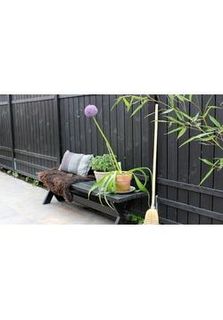 Sichtschutzzaun Rustik - Zaunelement aus schwarz farbgrundierten Lamellen aus Kiefer und Fichtenholz in Größe 180 x 180 cm